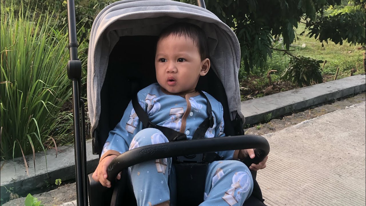 BAYI LUCU INI DIAJAK JALAN PAGI MANYUN MULU #baby - YouTube