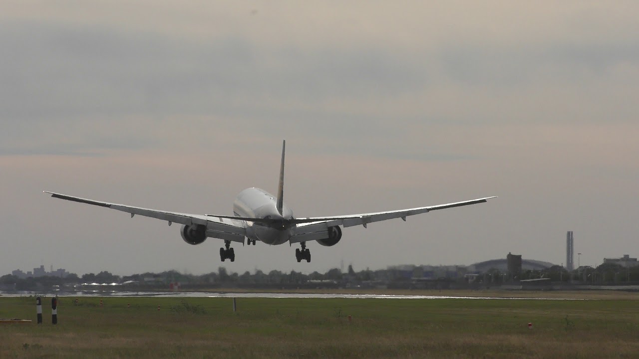 upload Jet Airways 777 lands tyre smoke 27R London Heathrow Airport 23 ...