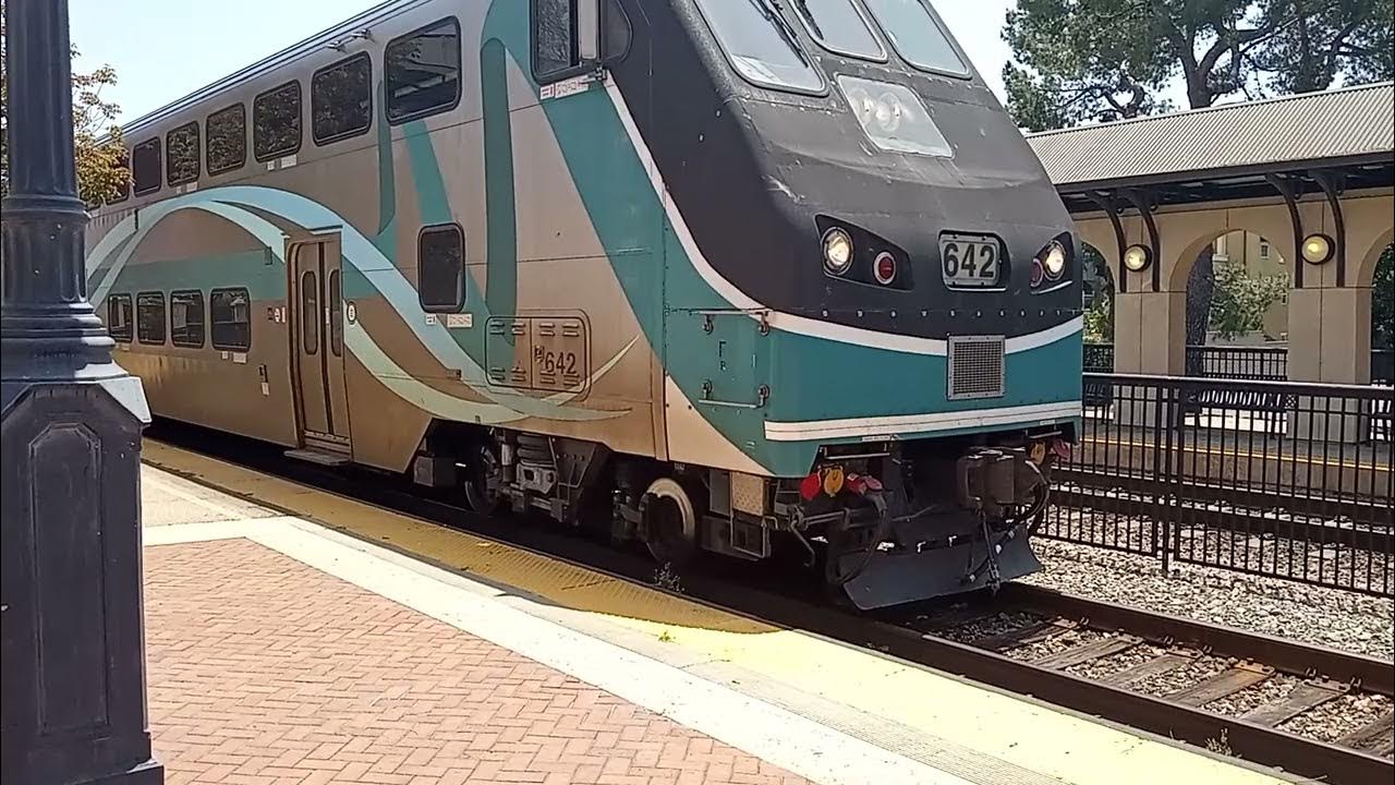 Metrolink Train 325 Claremont to L.A. Union Station Cab Car 642 Tier 4 F125 911 5/22/2023. - YouTube