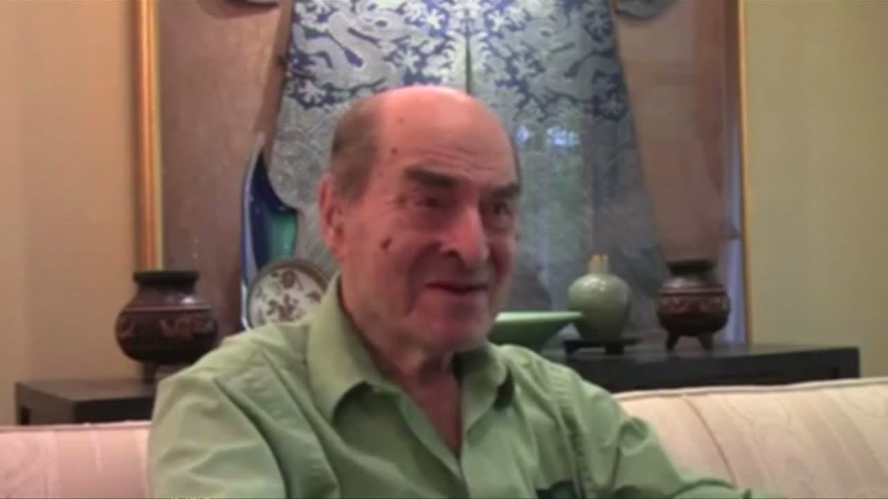 Dr Henry Heimlich uses Heimlich manoeuvre for the first time - YouTube