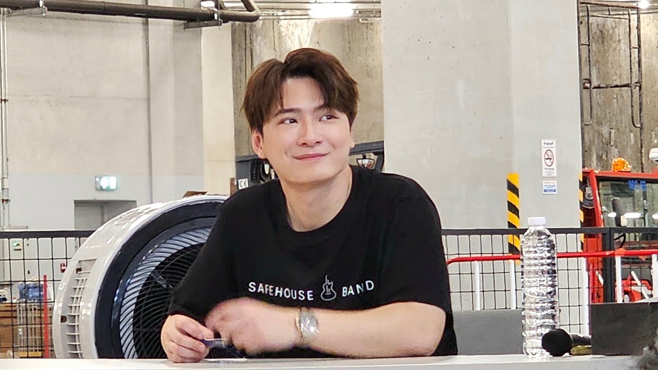 Krist Perawat Greeting+FanSign/ Krist×BookFair2024/3Apr2024/QSNCC - YouTube