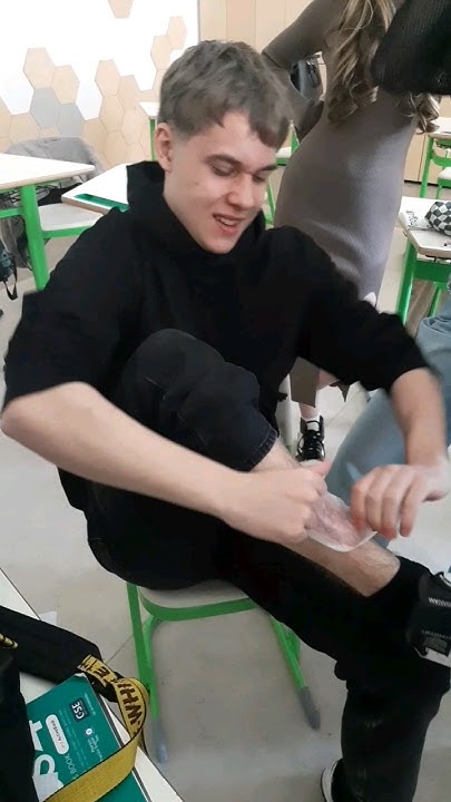 Одноклассник побрил ноги😅 - YouTube