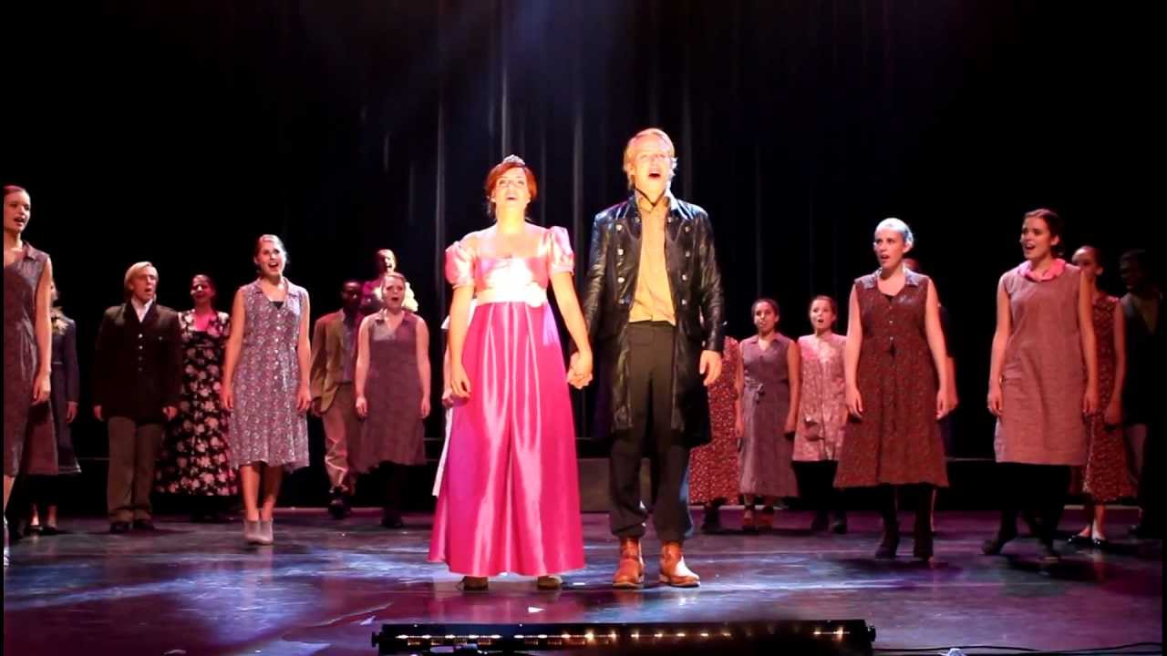 Première Anastasia De musical - YouTube