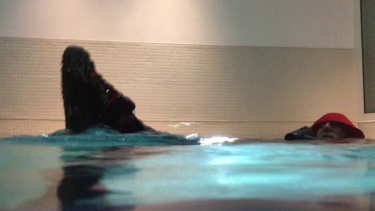 swimming fully clothed in the pool - 19 décembre 2018 - YouTube