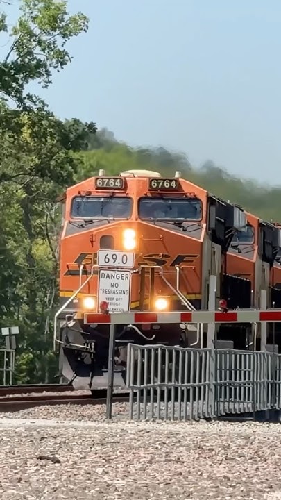 65-70 mph BNSF Z train screaming east!! #bnsftrains #bnsfrailway #bnsf - YouTube