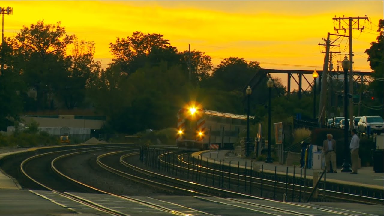 Evening Meet between Metra 170 and Metra 143 - YouTube
