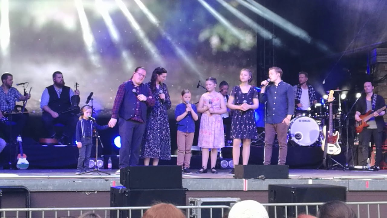 Angelo Kelly & Family - What A Wunderful World - YouTube