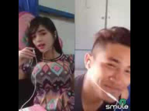 Duet Smule lucu Pria Ini Gagal Fokus Melihat Lawan Duetnya   YouTube