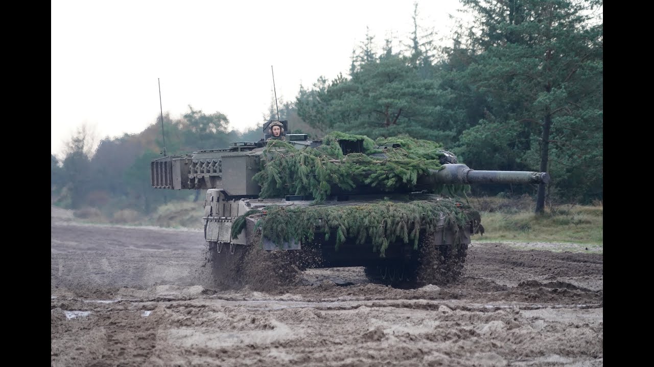Leopard 2A7 tanks out at dusk - LEOPARD 2A7 TANK - Kampfpanzer Leopard ...
