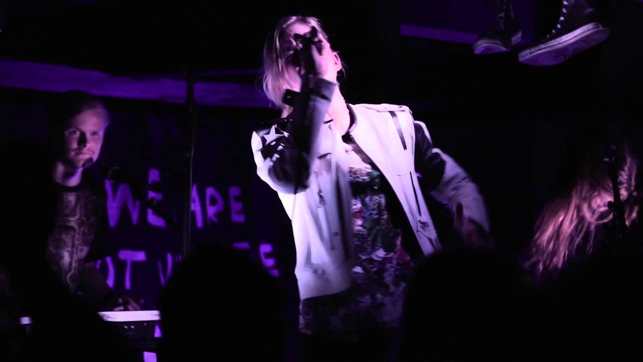 Ida Redig - Serialkilla (Live in London) - YouTube