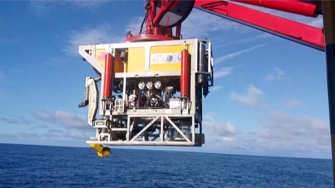 Underwater robot sets new depth record with Chinese technology - YouTube