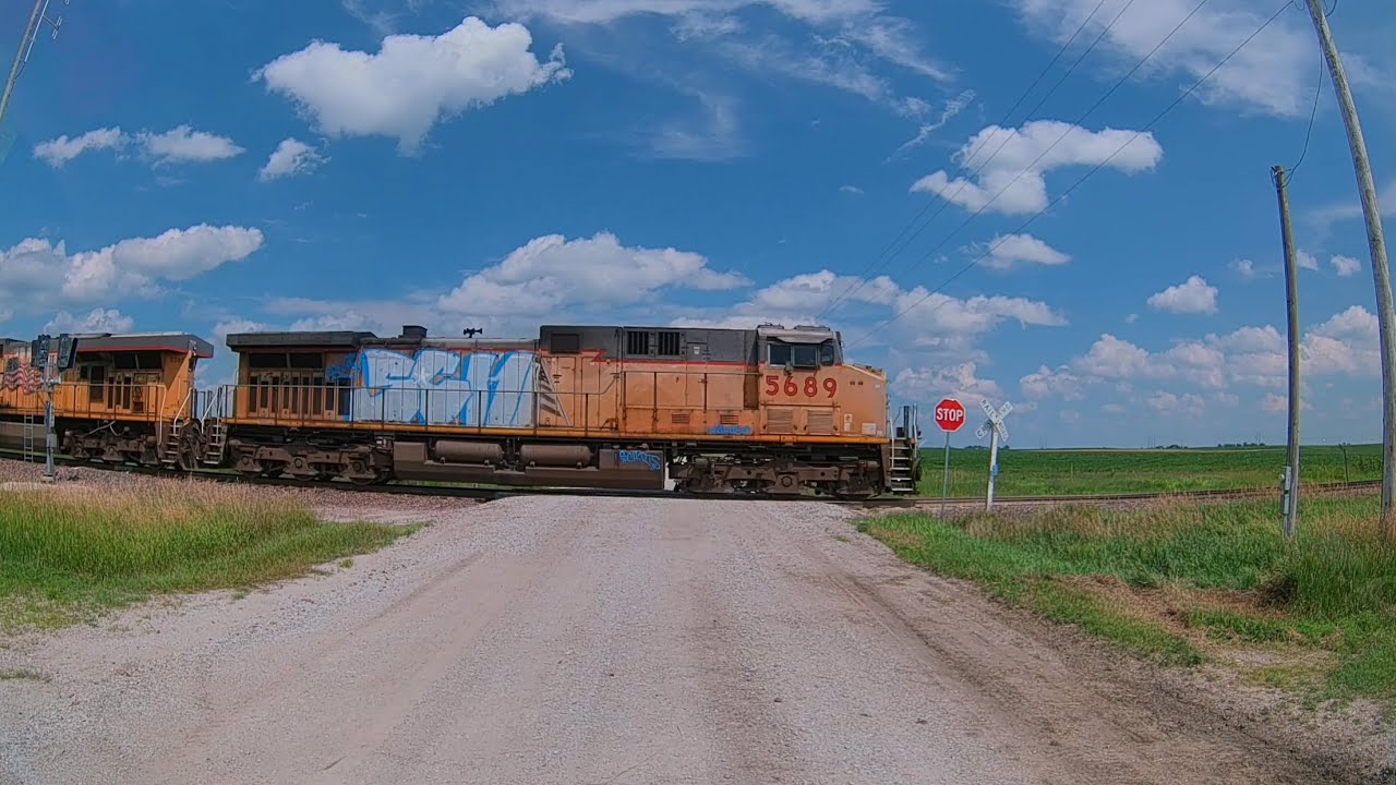 3 UP locomotives with 116 freight cars on the Spine Line - YouTube