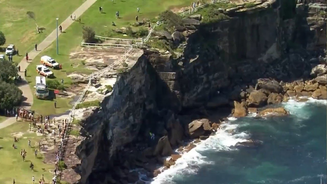 Man dies after falling from cliff at beach in Sydney's east - YouTube