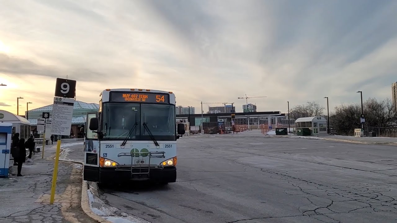 GO Transit ADL E500 Superlo 8495 and MCI D4500CT 2551 on 54, MCI ...