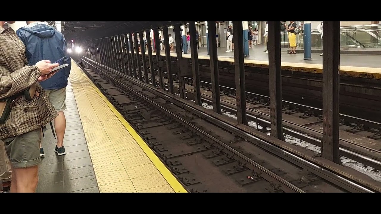 MTA NYCT Subway: Woodlawn bound R142 4 train @ Fulton Street - YouTube