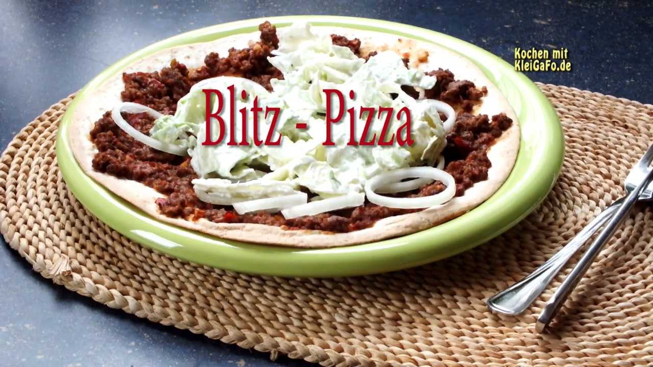 Blitz Pizza mit Rinderhack und Ajvar (Ajwar, Hajvar, Kavyar ...