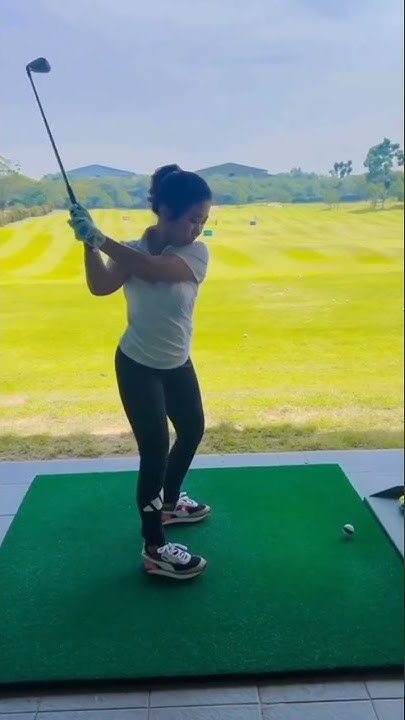 Kiki Saputri belajar main Golf - YouTube