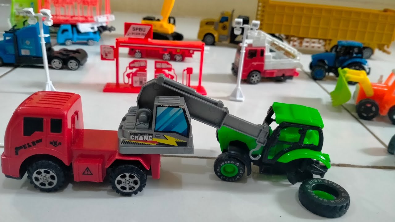 Mobil truk derek menarik mobil yang rodanya terlepas, mobil truk ...