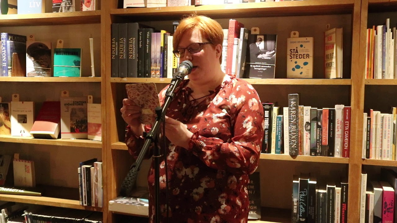 Simone Petersen læser tankadigte op på Åben Poetisk Scene - YouTube