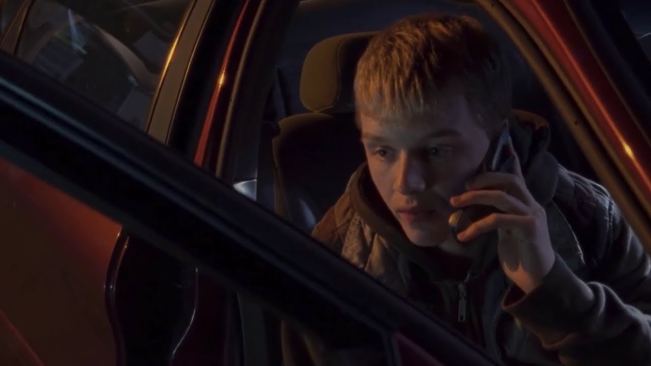 Noel Fisher/Cael Malloy - The Riches 1x01 “Be There in 5” - YouTube