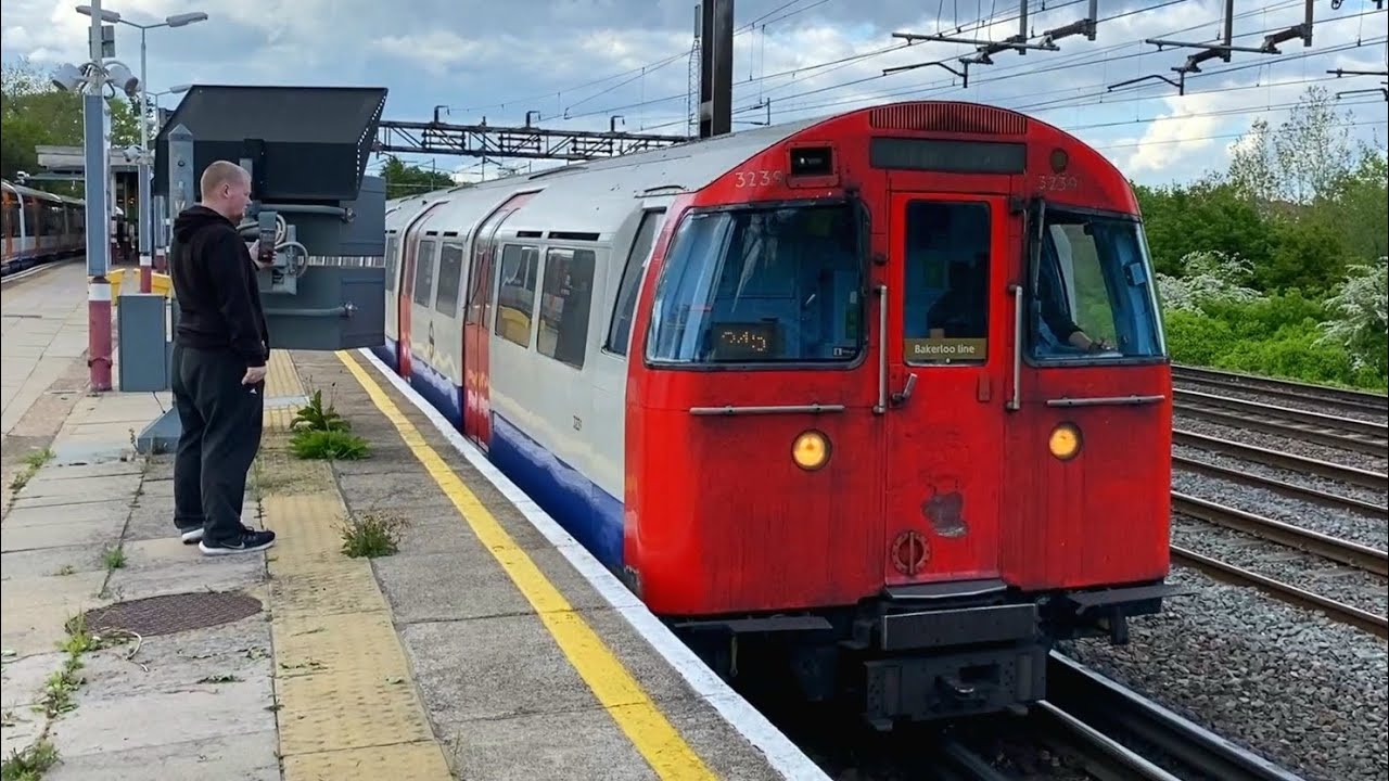 London Underground '72 stock departing South Kenton - YouTube