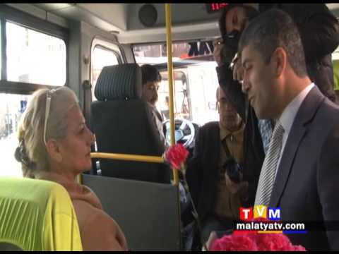 BAŞKAN MESUT İNCE KADINLARA KARANFİL DAĞITTI