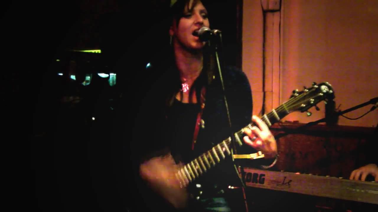 Wendy Colonna - Easy LIVE at QUOFFERS PUB in Elgin, Texas 02-04-2010 ...