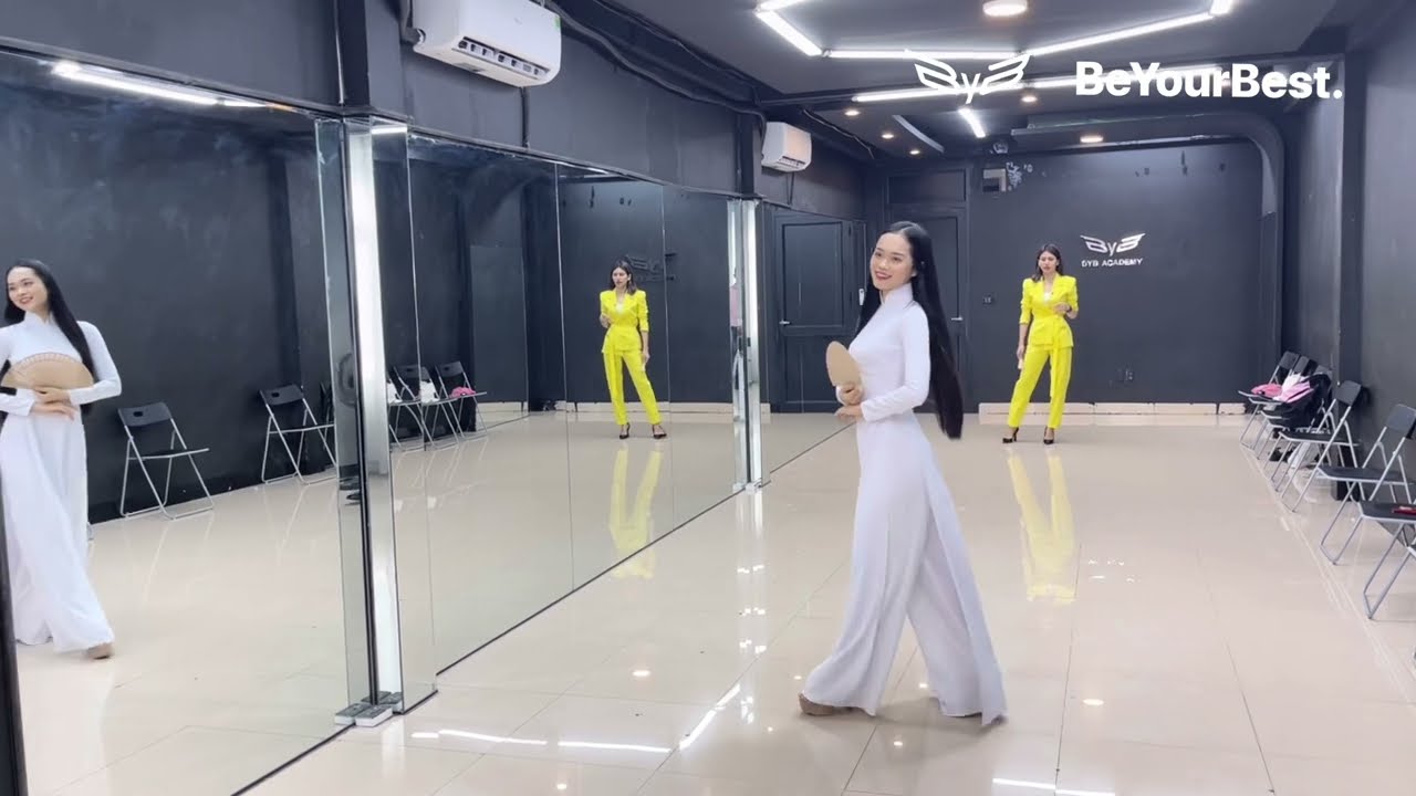 Phương Anh-Thí sinh Hoa hậu Việt Nam 2022 tập kĩ năng trình diễn trang ...