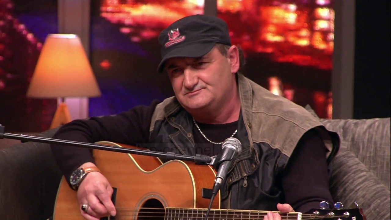 Agron Bulku interpreton në Soirée “Vitet Fëminore” - YouTube