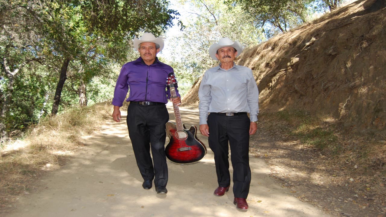 Amor en secreto - Dueto Santa Clara - Rancheras con Banda y muy ...