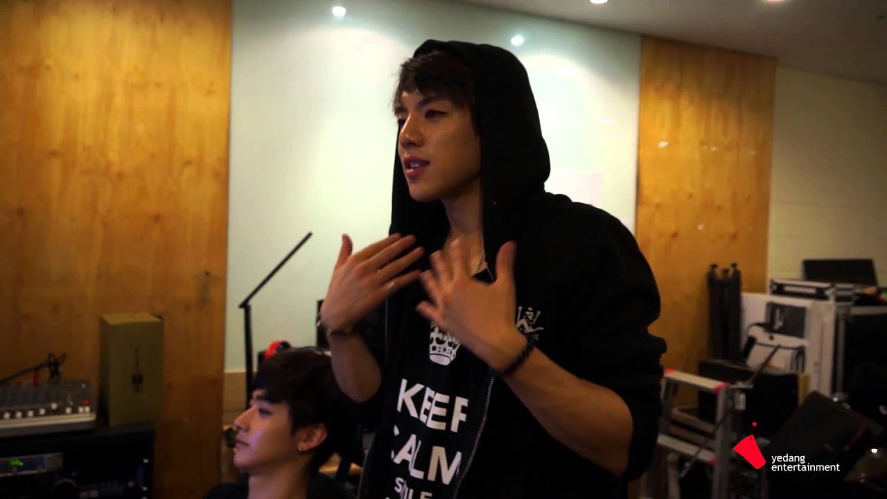 C-Clown's Rome making his SBS PopAsia radio show - YouTube