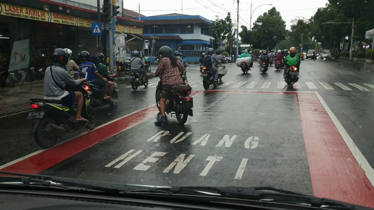 motor macet di lampu merah - YouTube