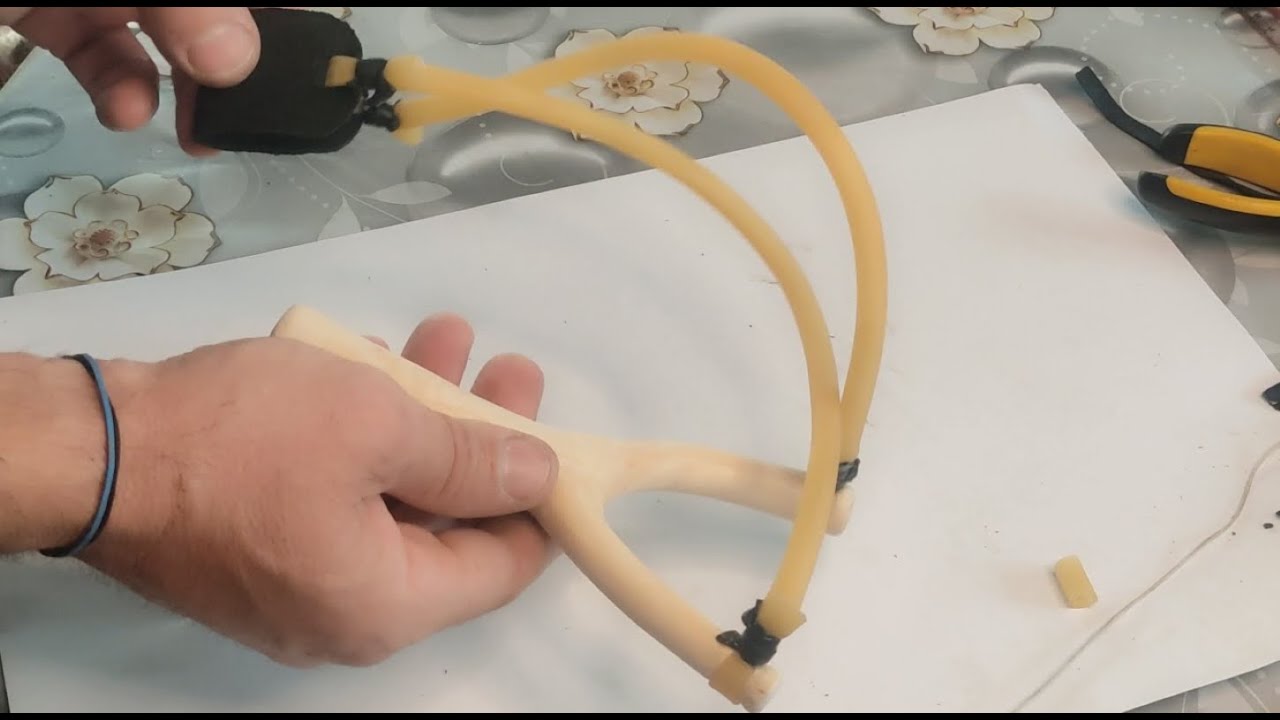 Cum se face o praștie din lemn cu elastic - YouTube