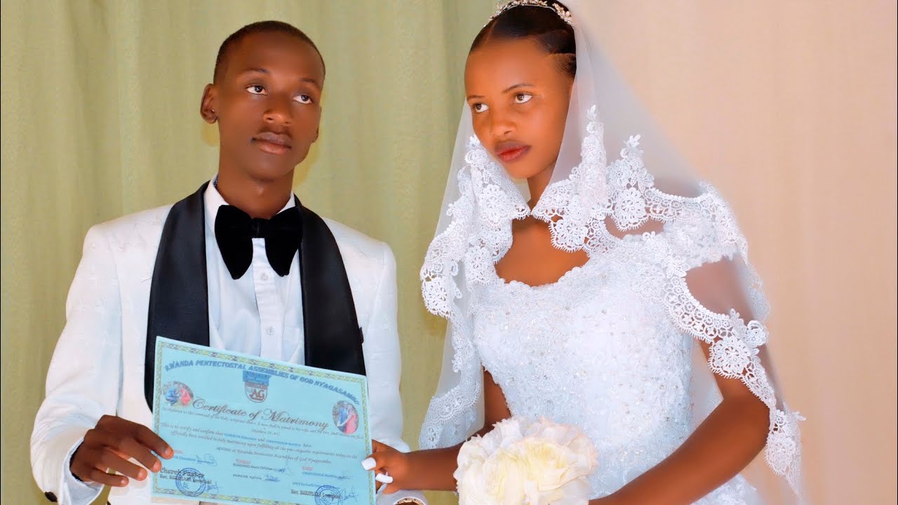 Weeding behind Nibo bambere murwanda🇷🇼Bakokeze Ubukwe bakiri Bato ...