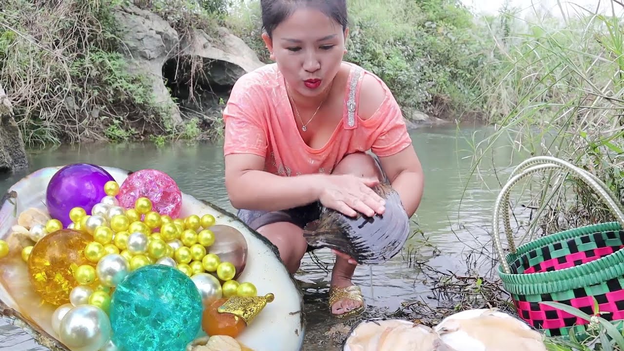 The girl found a giant clam deep in the waterfall, triggering a fierce ...