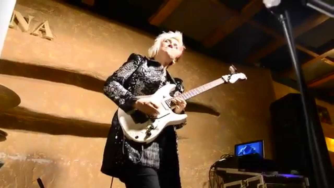 Koncert gitarzystki Michaela Jacksona -- Jennifer Batten - YouTube