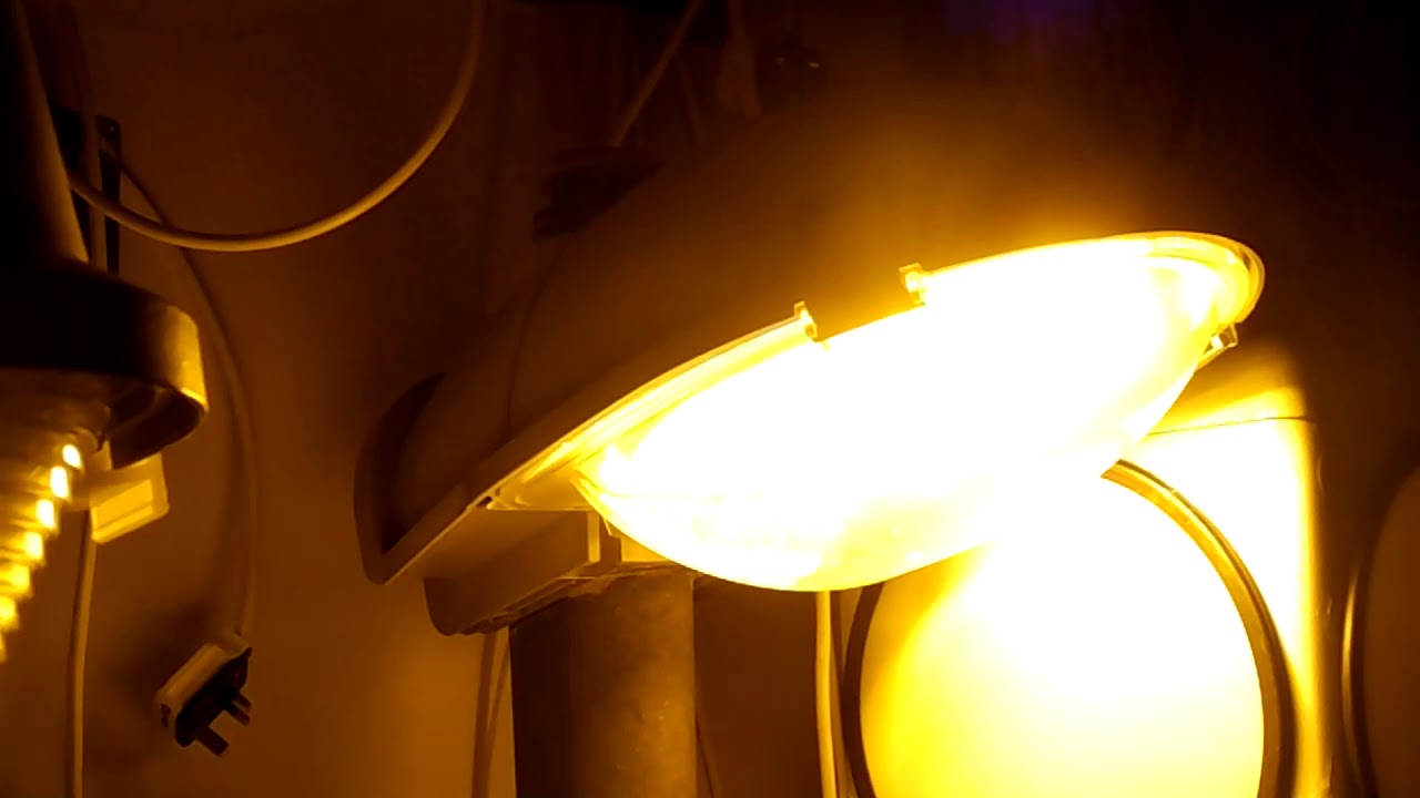 Philips 'Streetfighter' SGS 101 - 70 Watt SON-T - YouTube