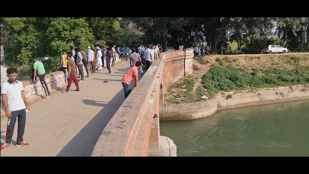 Ek Bujurg Mahila Giri Nehar me - YouTube