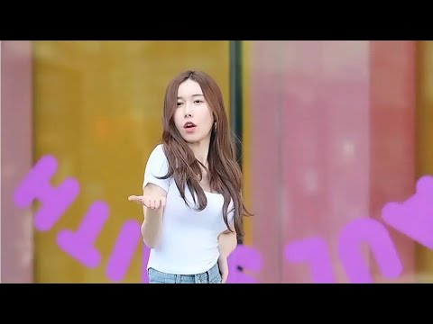 Skinny jeans with thick heel sandals, you can also dance with a sense of movement!