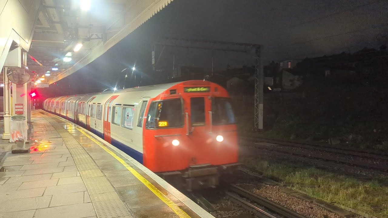 Bakerloo line arriving at Willesden Junction 08/01/2023 - YouTube