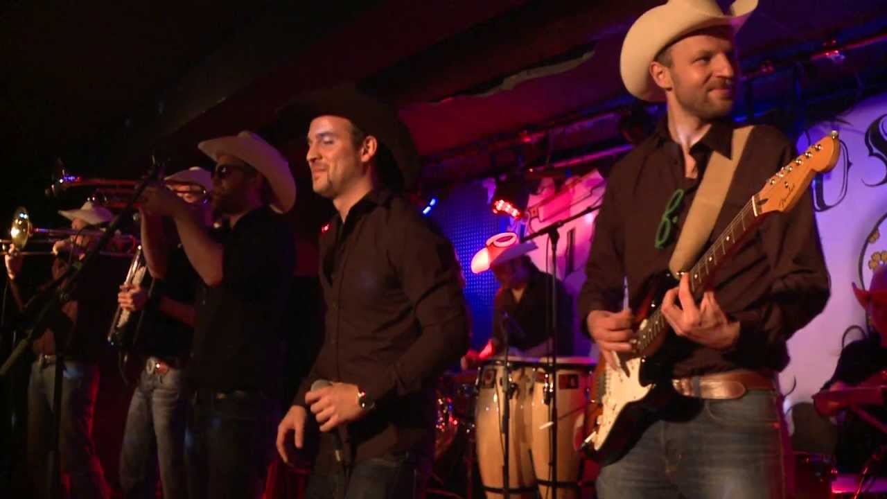 Los Pistoleros Güeros - El Pistolero (live) - YouTube