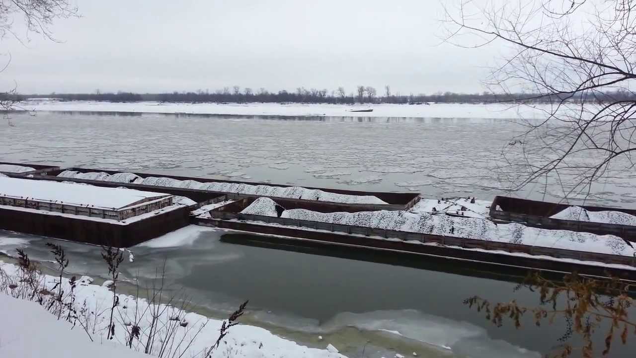 Ice floating down the Mississippi River - YouTube