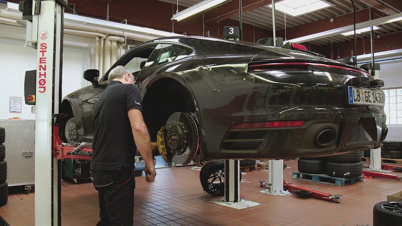 Porsche 911 922 service and preparation to race - YouTube