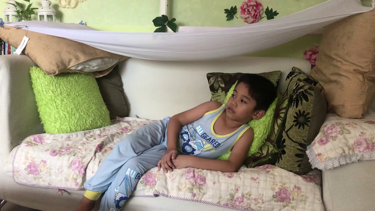 Ron playing bahay bahayan. - YouTube
