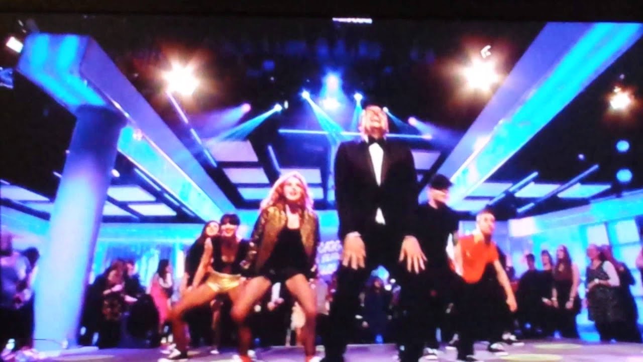 Alan Carr dancing to bashment. - YouTube