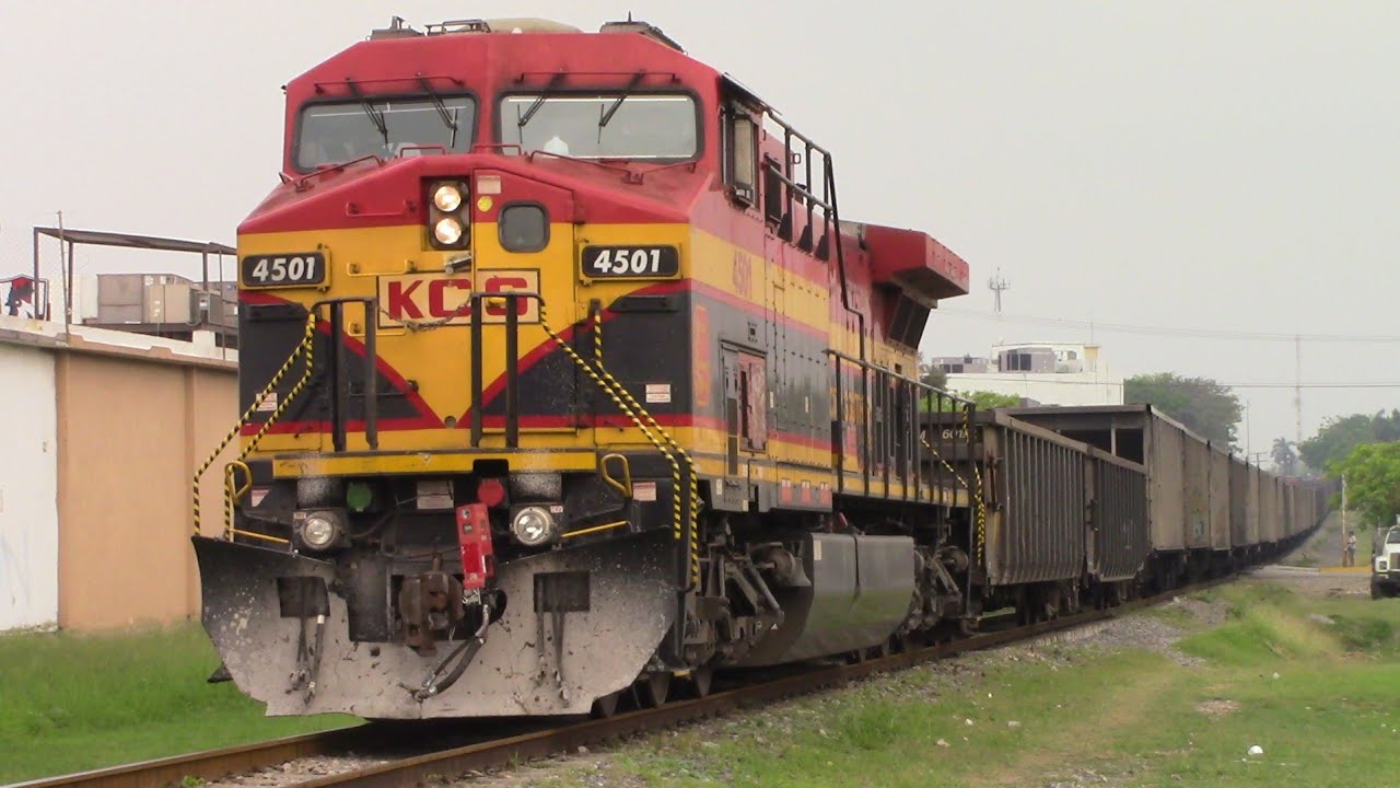 4 trenes con locomotoras KCSM y pasando por 3 cruceros muy peligrosos! KCSM 4905 potente silbato ...