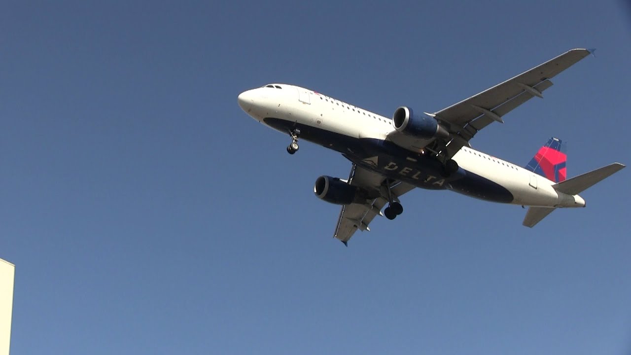 Airbus A320-211 Delta Air Lines N328NW From Atlanta Fly Over At Toronto ...