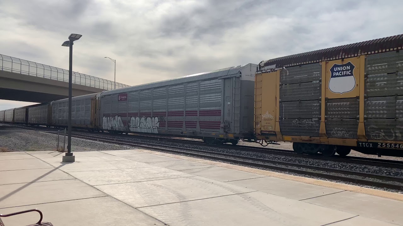 Eastbound Union Pacific Auto racks in Maricopa - YouTube