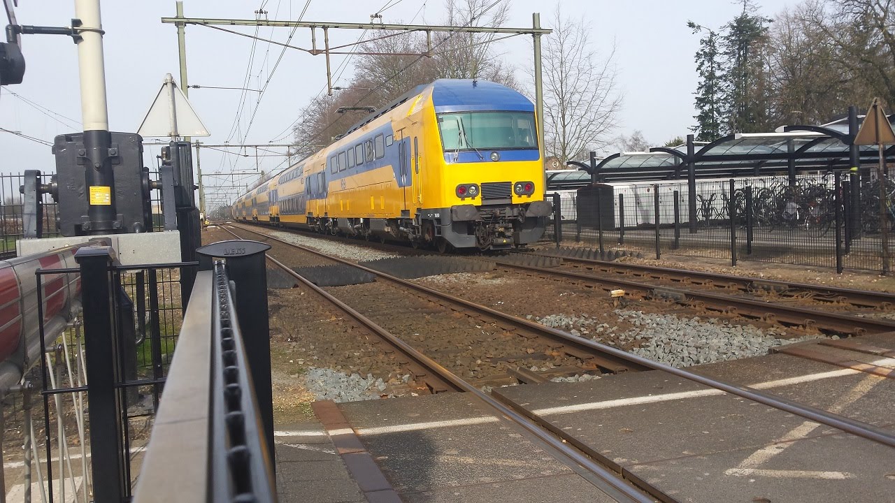 NS DDZ (7650) vertrekt op station Deurne richting Den Haag Centraal ...