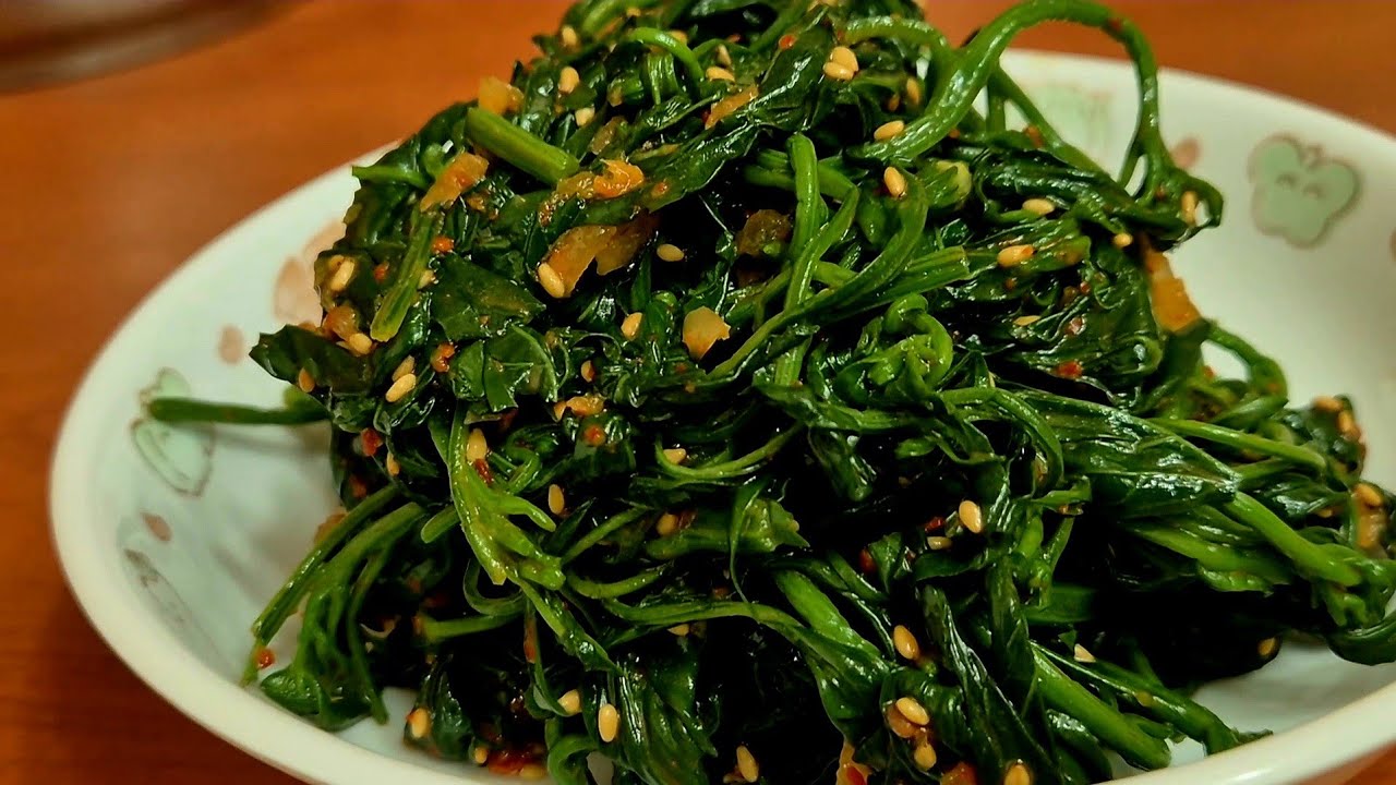 텃밭의 고추잎 따다 고춧잎무침^^ - YouTube